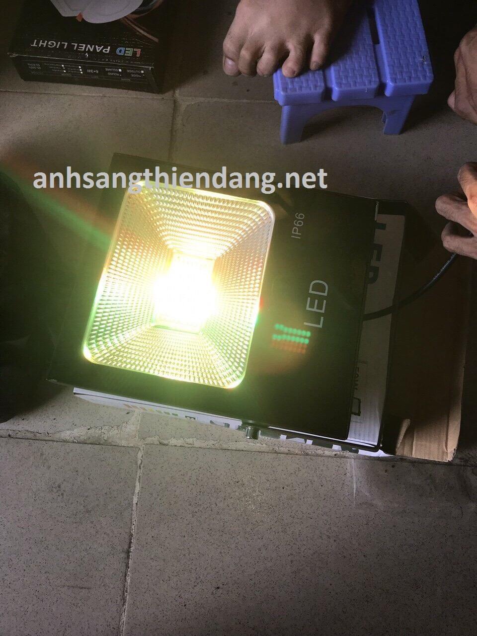 ĐÈN PHA LED 100W ĐỔI MÀU - GIÁ ĐÈN PHA LED 100W ĐỔI MÀU HỒ CHÍ MINH